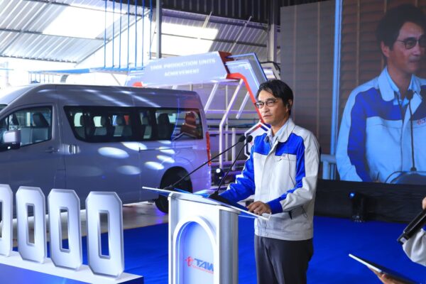 โตโยต้า ออโต้ เวิคส ฉลองผลิตรถตู้คอมมิวเตอร์ 1แสนคัน - นิตยสาร INCARS ...